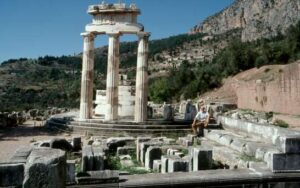 Η ΕΡΜΗΝΕΙΑ ΤΟΥ ΔΕΛΦΙΚΟΥ ΕΨΙΛΟΝ ΣΥΜΦΩΝΑ ΜΕ ΤΟΝ ΠΛΑΤΩΝΑ – Πύλη Ιάσωνος ...