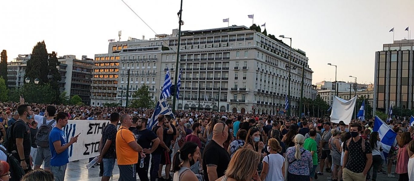 Οι Έλληνες απαίτησαν πίσω την ελευθερία τους: Μαζικές συγκεντρώσεις σε ...